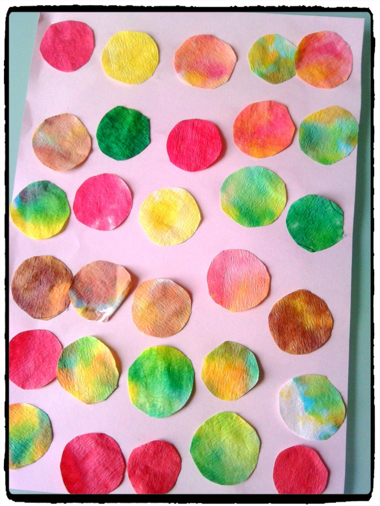 Un tableau de petits ronds