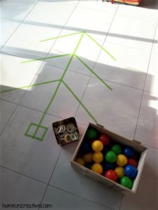 Jeu de Noël pour enfants : décorer un sapin au sol